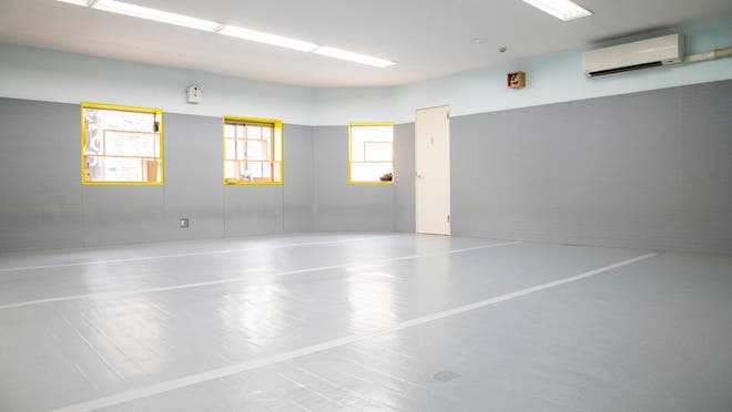 柔らかいマットが敷いてあるほぼ正方形のスタジオ(約55平米)の写真1