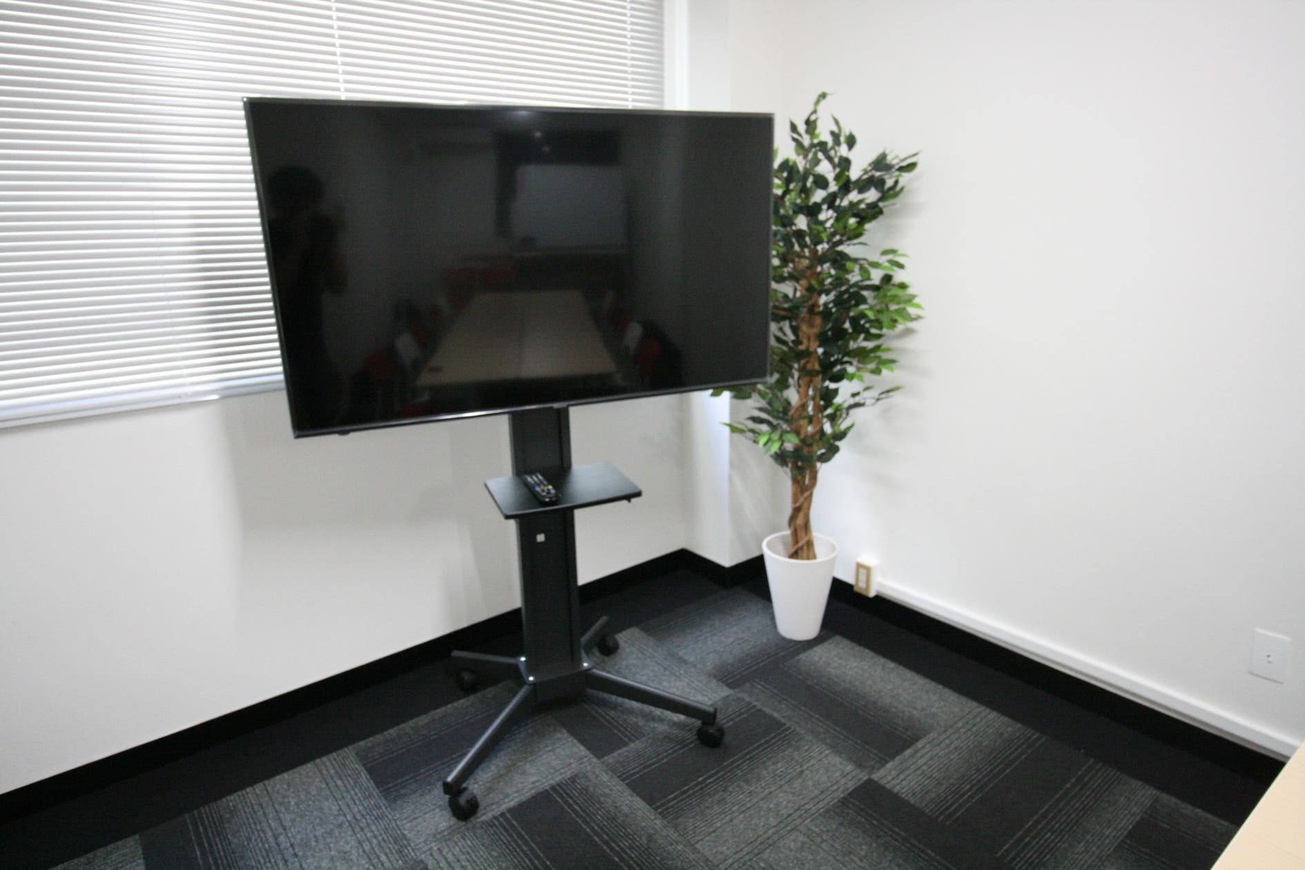 ◆お気軽会議室大阪梅田◆大阪梅田駅から一番近い真面目な会議室/大阪梅田徒歩2分/高速wifi/55インチモニターの写真8