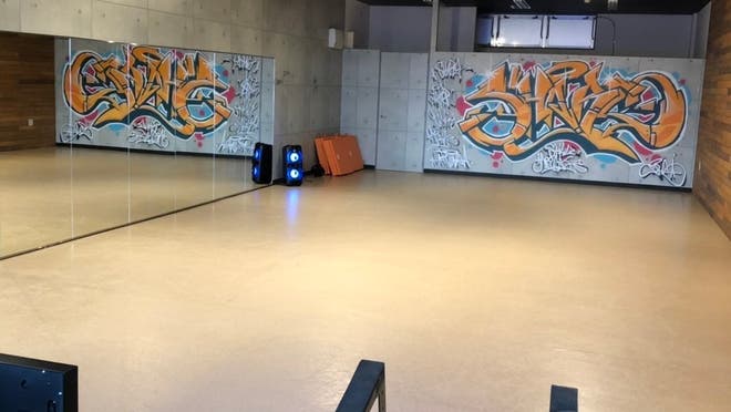 グラフィックアートが印象的なストリート感のあるフロアスペース!の写真1