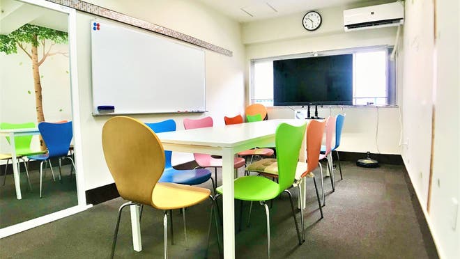 【西新橋のみんなの会議室】新橋駅11分・御成門駅6分他★高速光WiFi導入★定期清掃・除菌を実施中★換気しやすい会議室ですの写真1