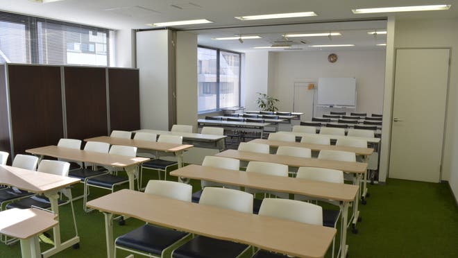 【千代田区】50名収容。日当たり良好で気分の明るくなる会議室/セミナールーム3の写真2