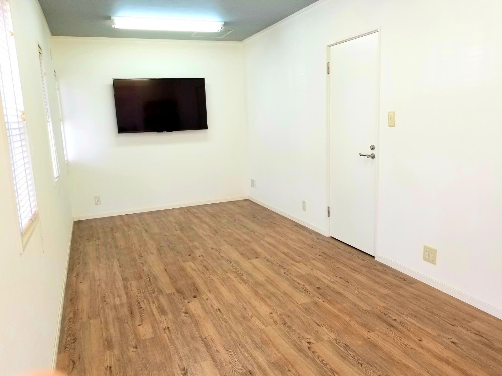 【西広島駅徒歩6分】11人収容　ホワイトボード/50インチ大型テレビ完備の写真3