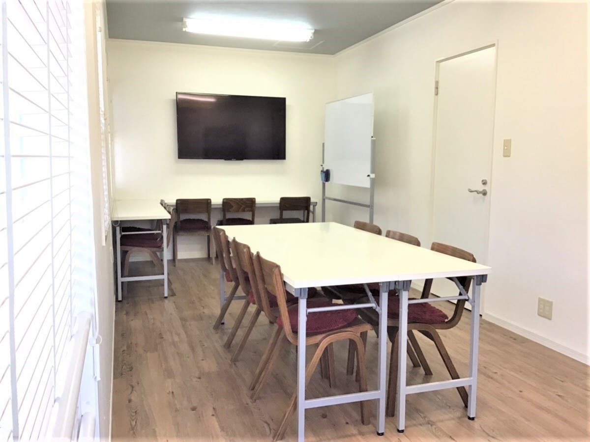 【西広島駅徒歩6分】11人収容　ホワイトボード/50インチ大型テレビ完備の写真2