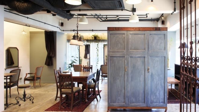 「東急田園都市線 用賀駅 徒歩1分!アンティーク家具で揃えた落ち着いた美容室!ロケ撮影など」の写真3