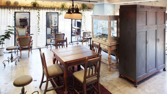 「東急田園都市線 用賀駅 徒歩1分!アンティーク家具で揃えた落ち着いた美容室!ロケ撮影など」の写真4