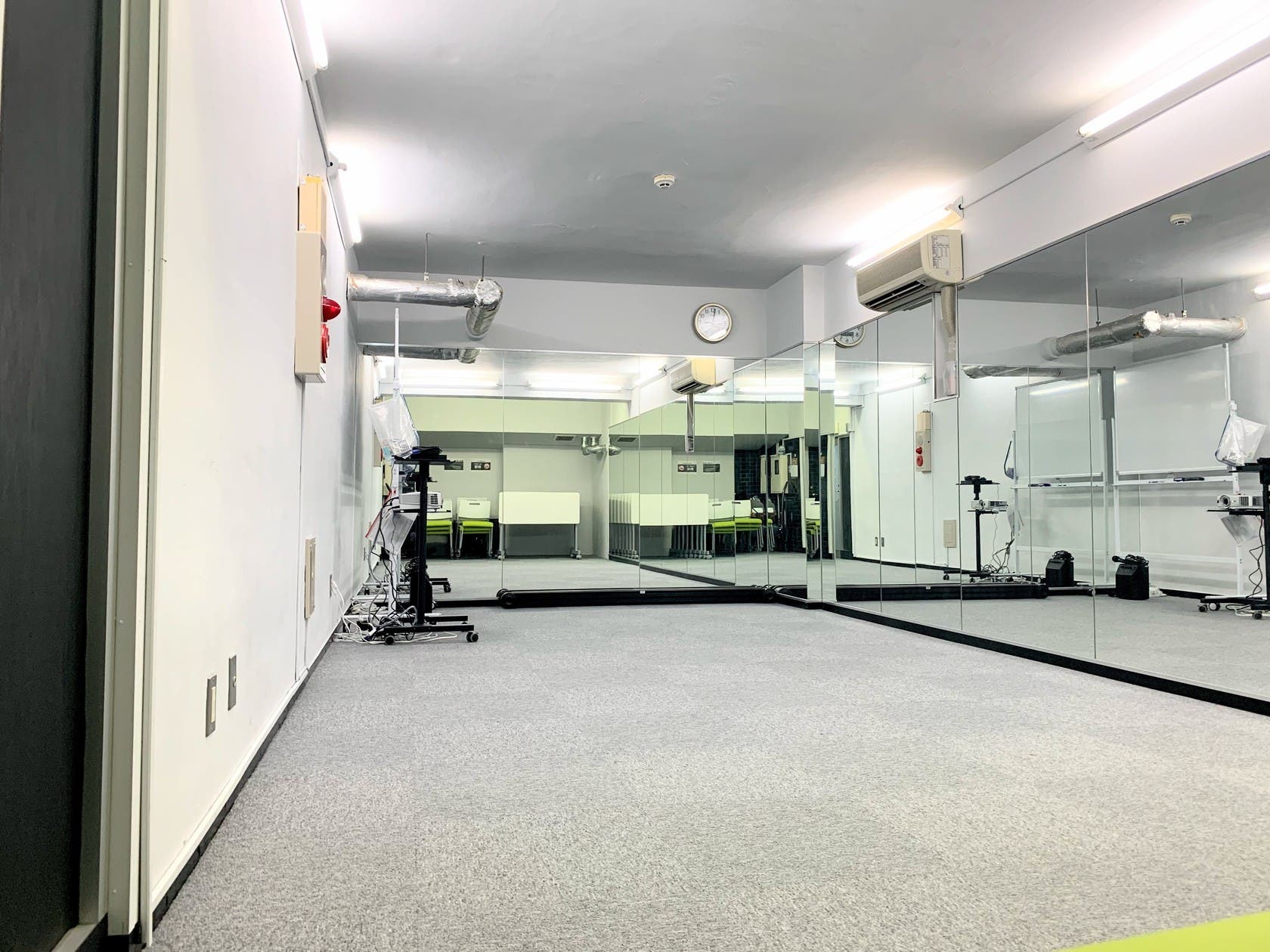 🌟トップホスト🌟12月割🎉神田徒歩1分✨全面ミラー/ダンス可・会議・配信・セミナー・研修・撮影16名着席🎐エアコン🎐の写真5