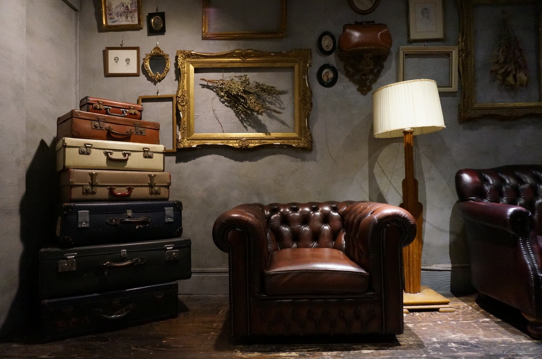 渋谷駅徒歩3分｜古い外壁のような壁にアンティークが映える、廃墟をイメージした撮影スタジオ｜シャビーシックな雰囲気の撮影に｜Dstの写真4