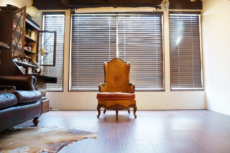 渋谷駅徒歩3分｜アンティークソファや洋書など数千点のアンティーク家具・雑貨をディスプレイ｜2面本棚書斎スタジオ｜自然光◎｜Bstの写真13