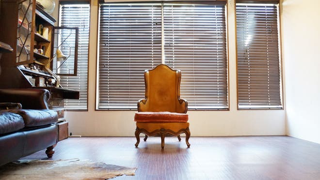 渋谷駅徒歩3分|アンティークソファや洋書など数千点のアンティーク家具・雑貨をディスプレイ|2面本棚書斎スタジオ|自然光◎|Bstの写真13