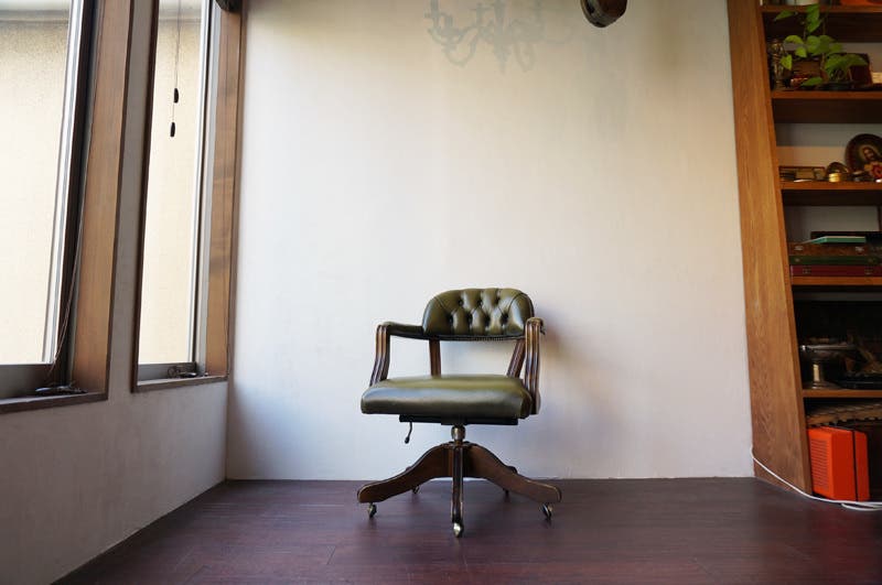 渋谷駅徒歩3分｜アンティークソファや洋書など数千点のアンティーク家具・雑貨をディスプレイ｜2面本棚書斎スタジオ｜自然光◎｜Bstの写真7