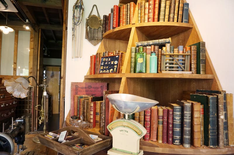 渋谷駅徒歩3分｜アンティークソファや洋書など数千点のアンティーク家具・雑貨をディスプレイ｜2面本棚書斎スタジオ｜自然光◎｜Bstの写真17