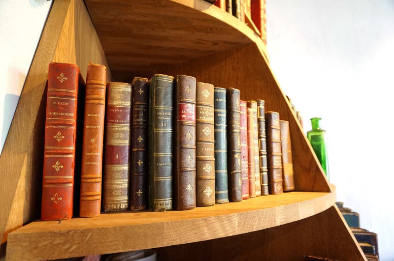 渋谷駅徒歩3分｜アンティークソファや洋書など数千点のアンティーク家具・雑貨をディスプレイ｜2面本棚書斎スタジオ｜自然光◎｜Bstの写真16