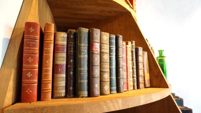 渋谷駅徒歩3分|アンティークソファや洋書など数千点のアンティーク家具・雑貨をディスプレイ|2面本棚書斎スタジオ|自然光◎|Bstの写真16