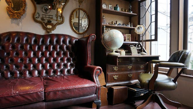 渋谷駅徒歩3分|アンティークソファや洋書など数千点のアンティーク家具・雑貨をディスプレイ|2面本棚書斎スタジオ|自然光◎|Bstの写真18