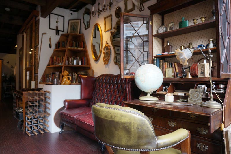 渋谷駅徒歩3分｜アンティークソファや洋書など数千点のアンティーク家具・雑貨をディスプレイ｜2面本棚書斎スタジオ｜自然光◎｜Bstの写真19