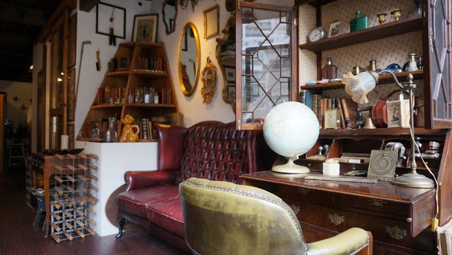 渋谷駅徒歩3分|アンティークソファや洋書など数千点のアンティーク家具・雑貨をディスプレイ|2面本棚書斎スタジオ|自然光◎|Bstの写真19