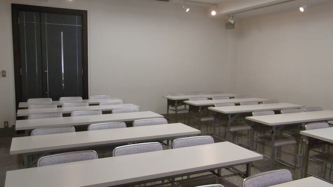 【蔵前】駅からすぐ!みかげ石の床と高い天井が印象的な貸し会議室(3F Aルーム 20名)の写真2