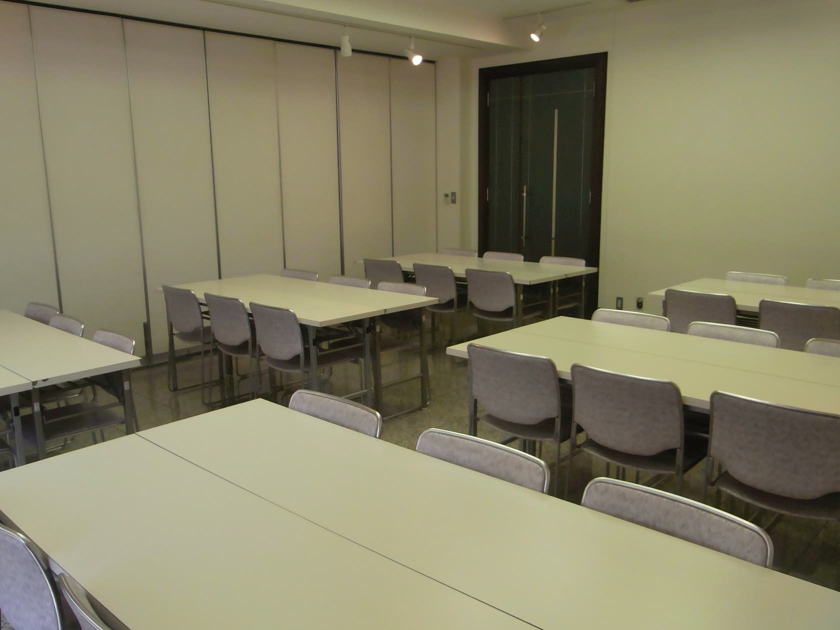 【蔵前】駅からすぐ！みかげ石の床と高い天井が印象的な貸し会議室(3F Aルーム　20名)の写真5