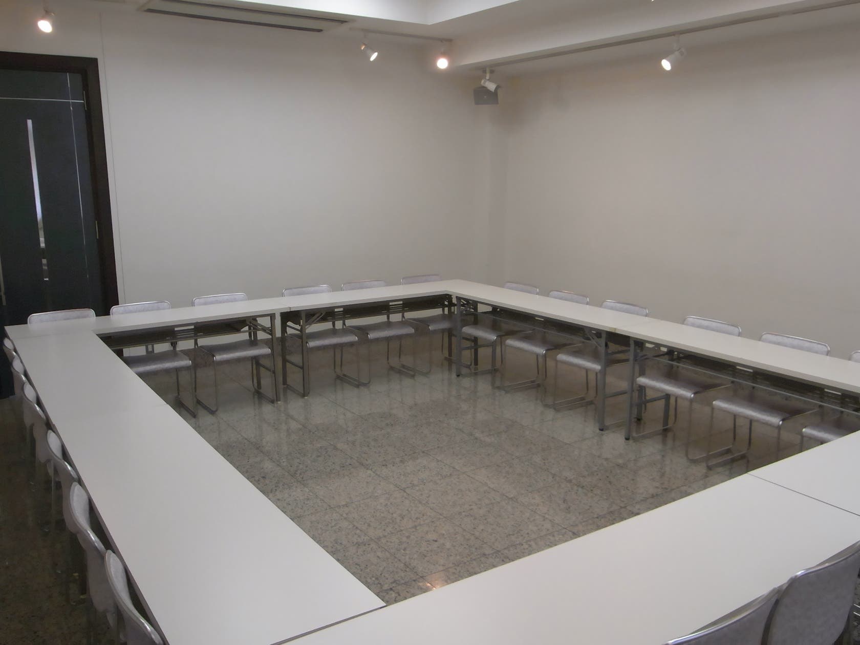 【蔵前】駅からすぐ！みかげ石の床と高い天井が印象的な貸し会議室(3F Aルーム　20名)の写真6