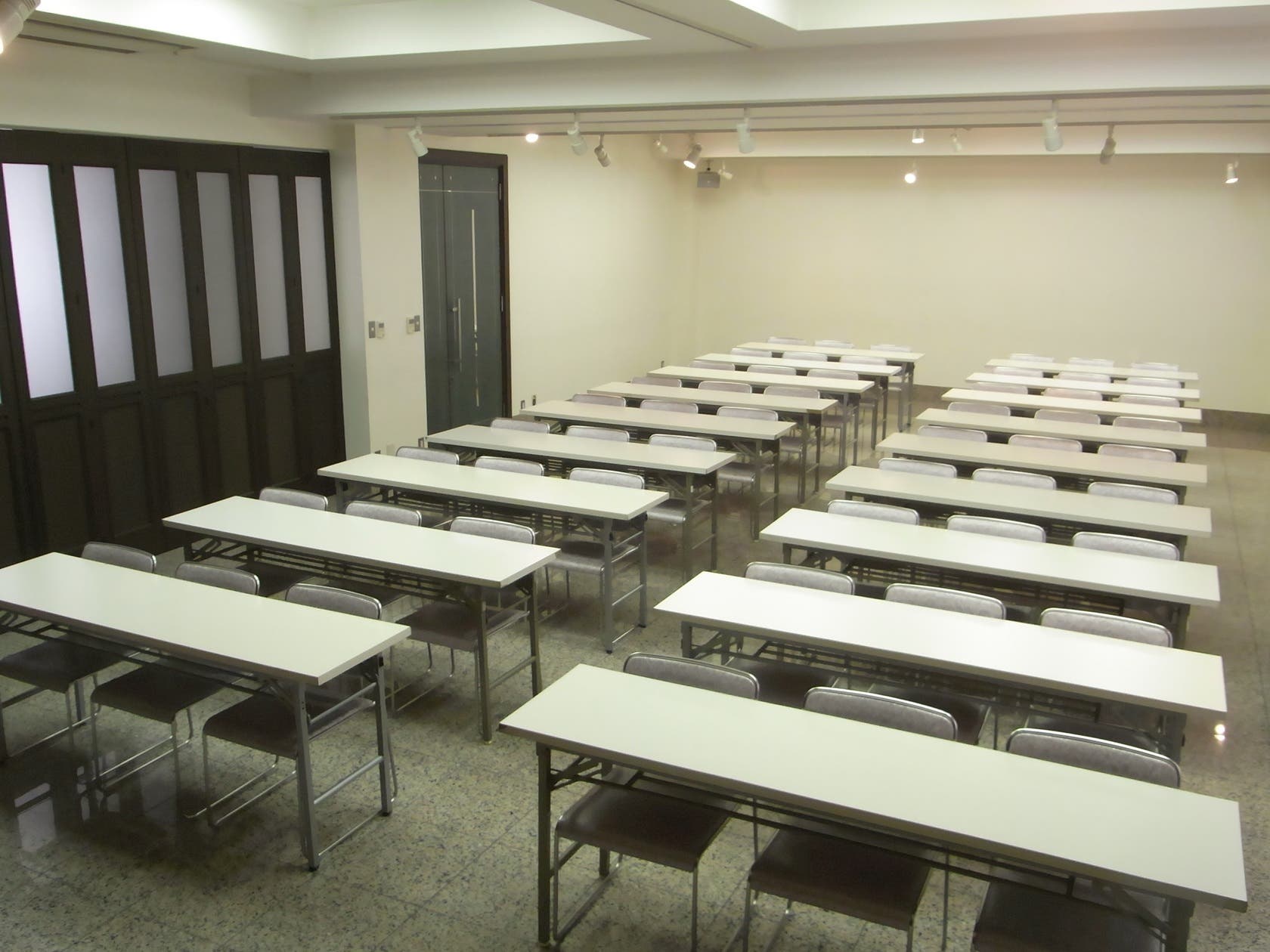 【蔵前】駅からすぐ！最大50名収容可。エレガントな雰囲気の貸し会議室(3F A＋Bルーム　50名)の写真1