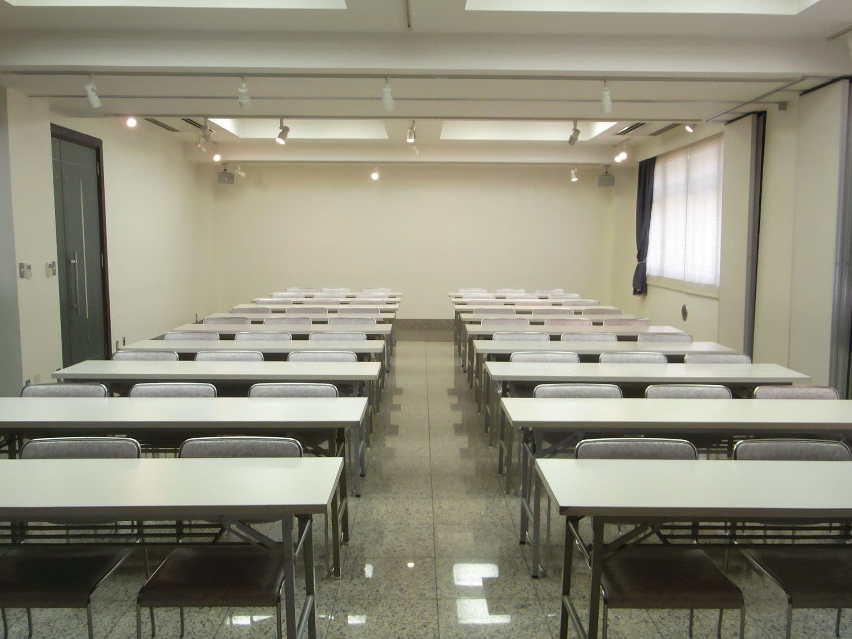 【蔵前】駅からすぐ！最大50名収容可。エレガントな雰囲気の貸し会議室(3F A＋Bルーム　50名)の写真2