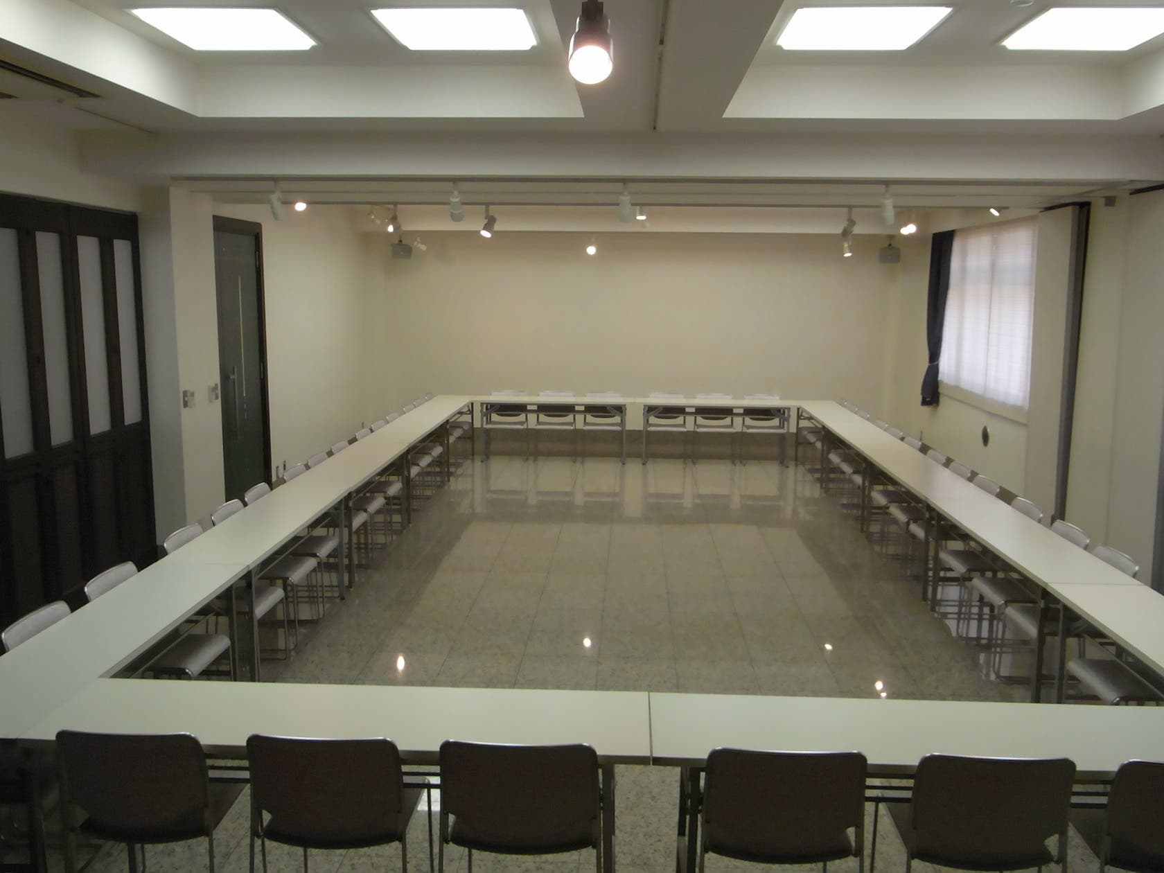 【蔵前】駅からすぐ！最大50名収容可。エレガントな雰囲気の貸し会議室(3F A＋Bルーム　50名)の写真3