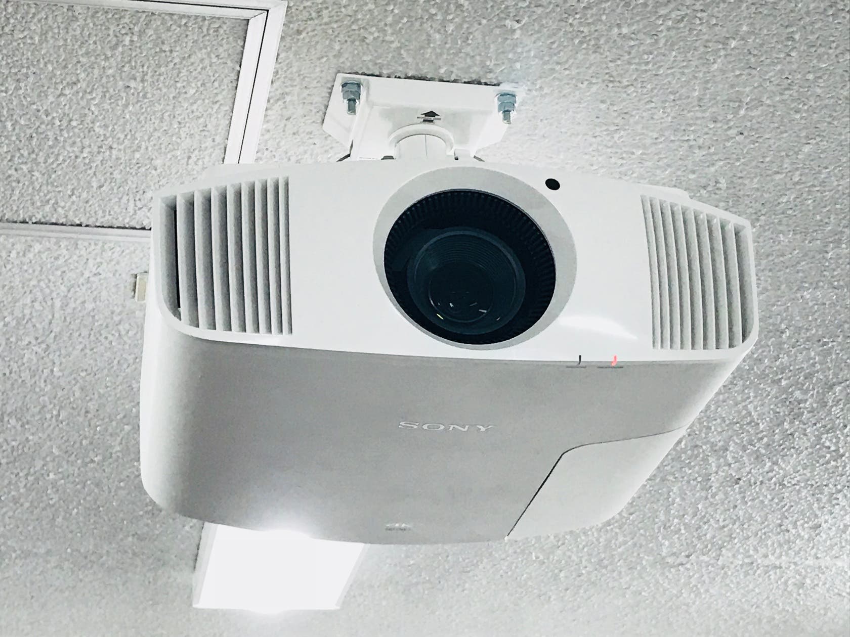 プロジェクター・スクリーンセット　(3台ご利用いただけます)の画像1