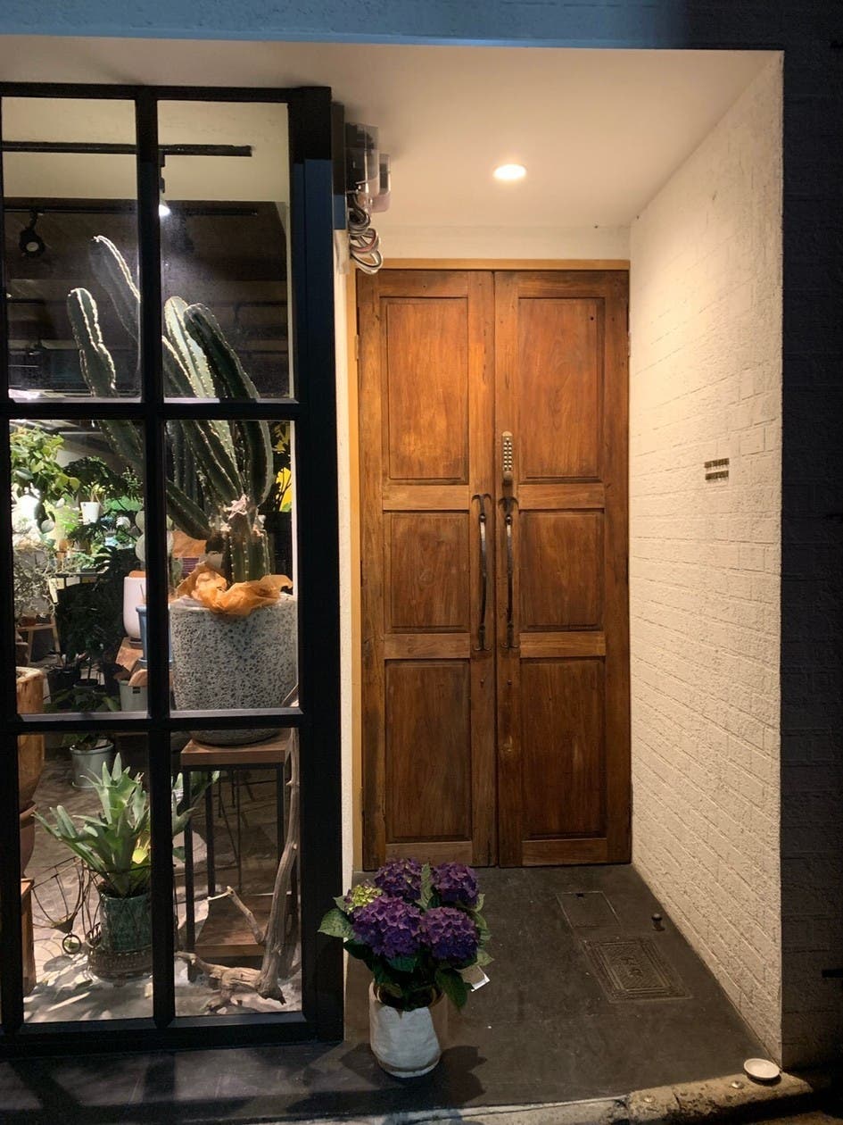 異国情緒漂う花屋の2階東向き全面窓の自然光の入るデザインホテル　撮影・ワークショップに最適の写真5