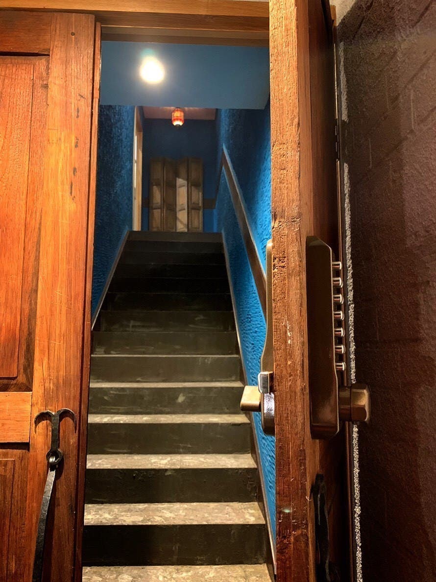 異国情緒漂う花屋の2階東向き全面窓の自然光の入るデザインホテル　撮影・ワークショップに最適の写真7