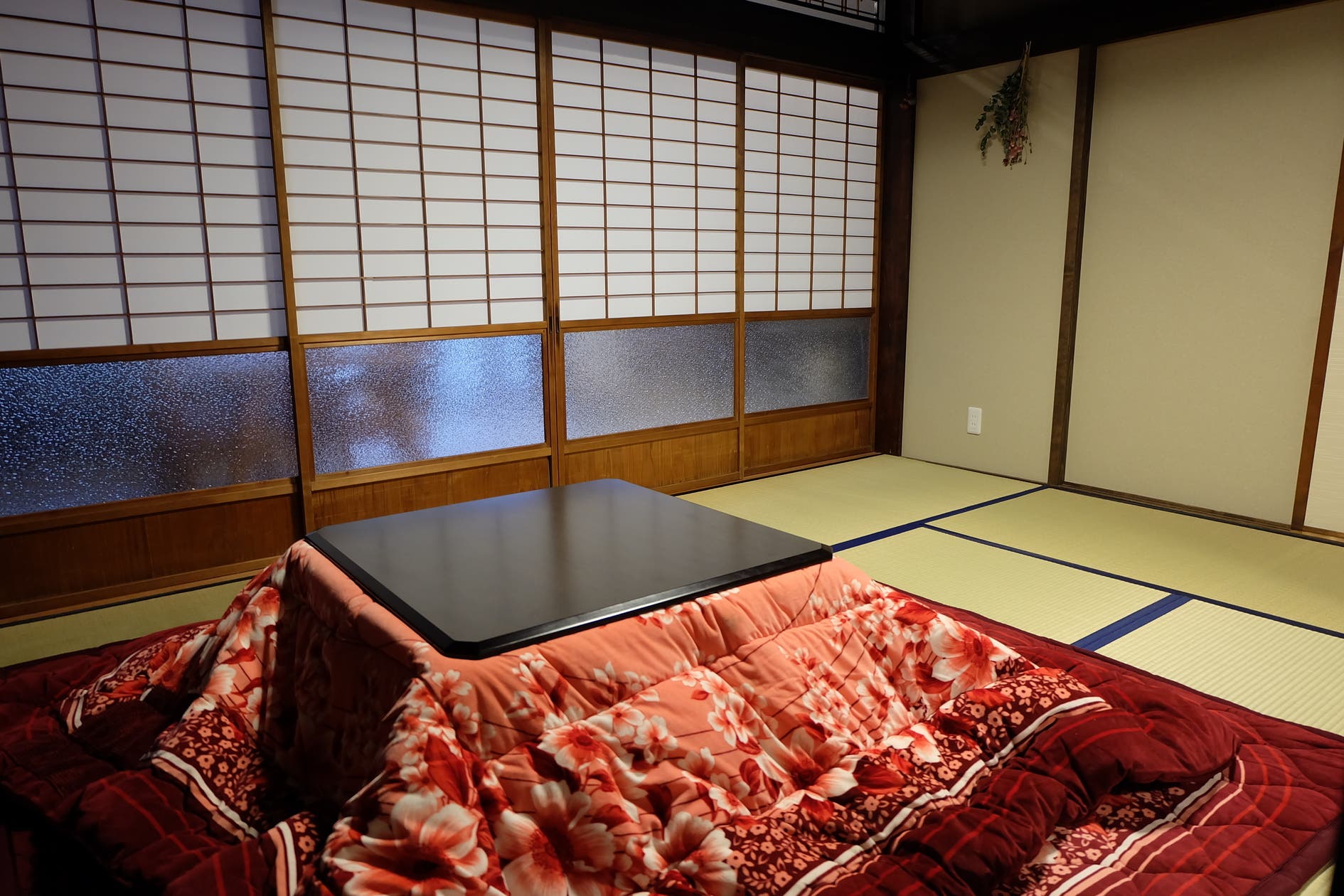 古民家リノベーション宿のコミュニティースペース！キッチン＆畳の間、冬にはこたつもあります♪の写真5