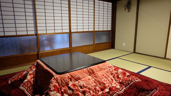 古民家リノベーション宿のコミュニティースペース!キッチン&畳の間、冬にはこたつもあります♪の写真5