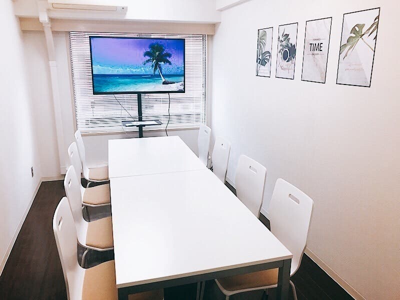 新宿駅D5出口20秒👞土足OK・大型テレビ50型（Fire TV付き）・光回線【Hana＊新宿西口】の写真1