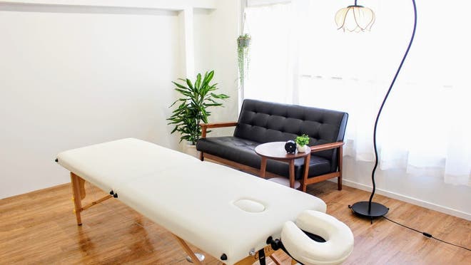 麻布十番駅から徒歩30秒の駅チカ好立地レンタルサロン! 白を貴重とした北欧風の個室とナチュラルテイストの完全個室を2つご用意♪の写真1