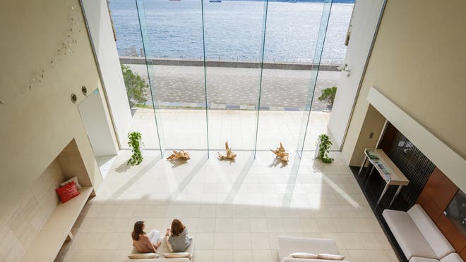 【撮影におすすめ】柱なし・天井高7mの大きな窓から望むオーシャンビュースペース の写真3