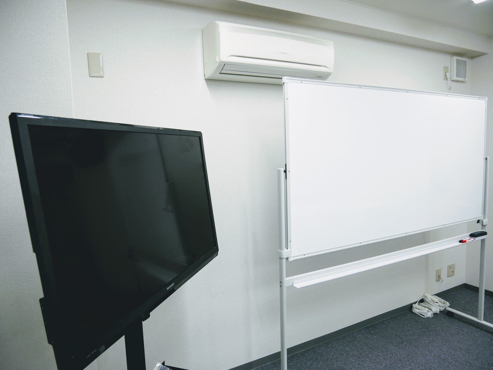 【乃木坂駅徒歩10分！14名着席可！】NURO光/55インチモニター/プロジェクター全て無料☆ くすみん多目的スペース 西麻布の写真12