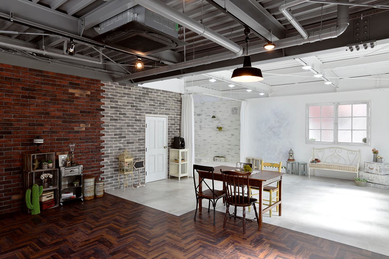 ホワイトとビターの２つの空間で構成された多目的スペース。の写真4