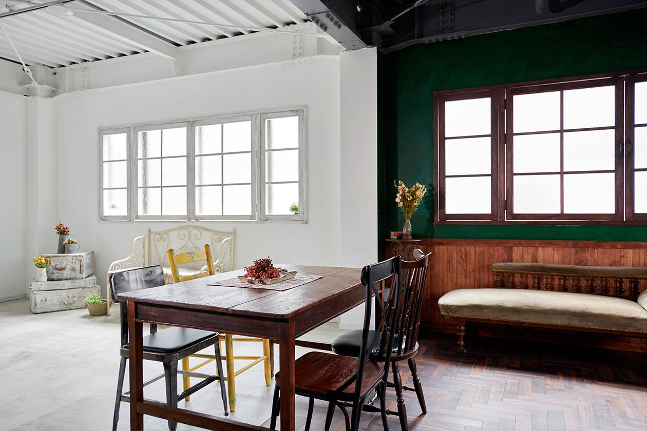 ホワイトとビターの２つの空間で構成された多目的スペース。の写真5