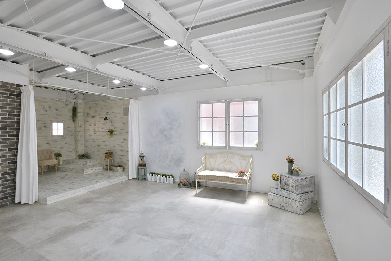 ホワイトとビターの２つの空間で構成された多目的スペース。の写真6