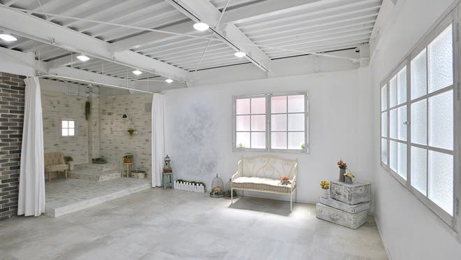 ホワイトとビターの2つの空間で構成された多目的スペース。の写真6