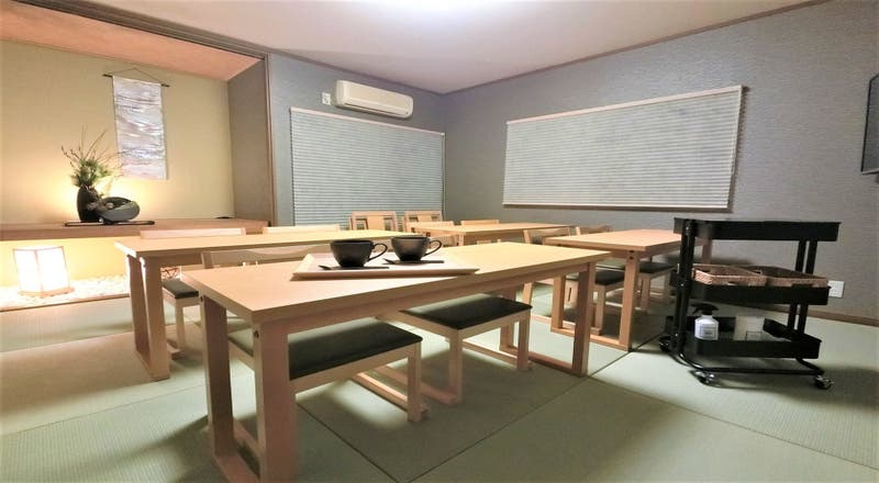 【清掃時除菌実施】四条駅/烏丸駅徒歩2分・光Wi-Fi・49インチモニタ・緑茶サービス！おしゃれな京風スペース！