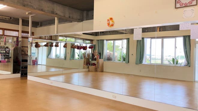 【スタジオ】沖縄/豊見城 鏡張りの広々スペースでダンスレッスンやヨガ、余興の練習などに最適!の写真2