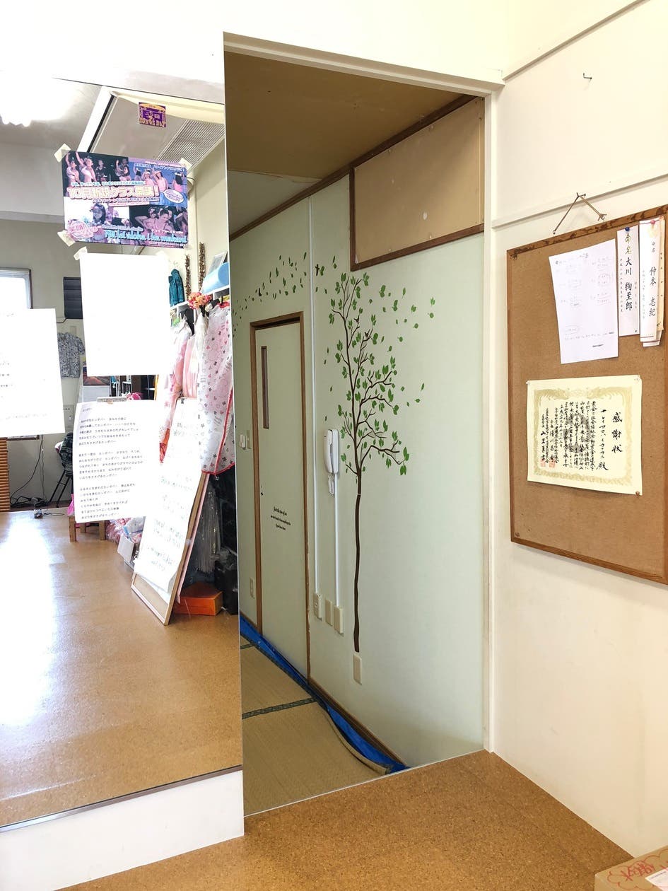 【スタジオ】沖縄/豊見城　鏡張りの広々スペースでダンスレッスンやヨガ、余興の練習などに最適！の写真5