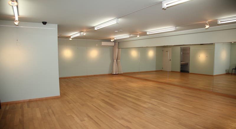 【La Fortuna】外光の入るフローリング床のスタジオ！展示ギャラリーとしてのご利用も可能！