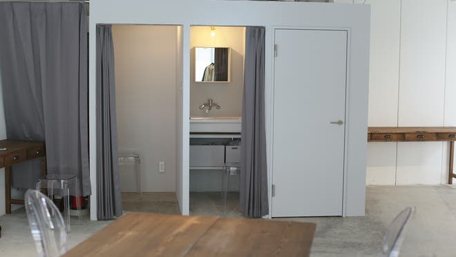 渋谷駅8分OZgallerystudioガラス張りの白い空間の写真4