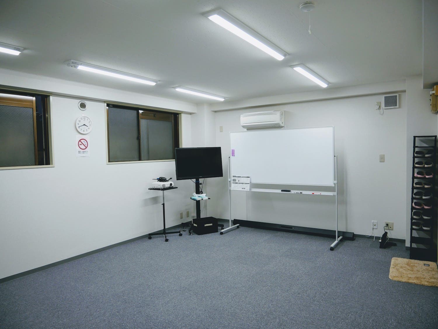 【乃木坂駅徒歩10分！14名着席可！】NURO光/55インチモニター/プロジェクター全て無料☆ くすみん多目的スペース 西麻布の写真10