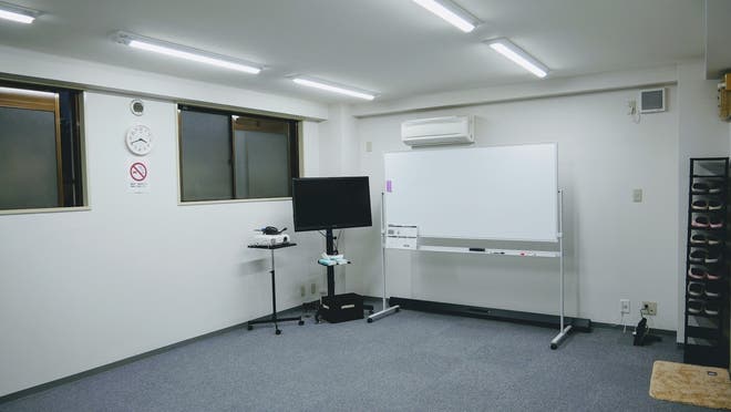 【乃木坂駅徒歩10分!14名着席可!】NURO光/55インチモニター/プロジェクター全て無料☆ くすみん多目的スペース 西麻布の写真10