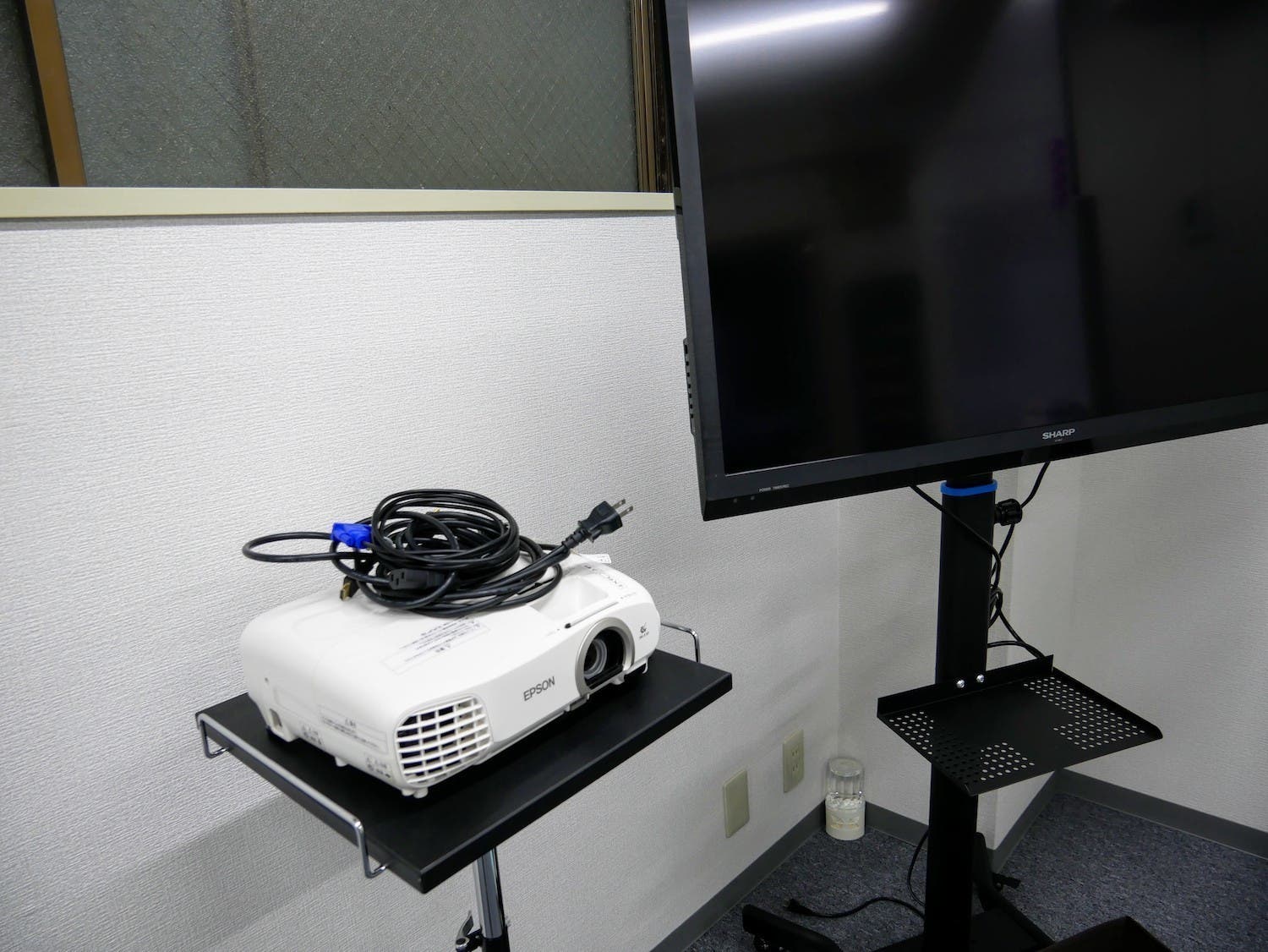 【乃木坂駅徒歩10分！14名着席可！】NURO光/55インチモニター/プロジェクター全て無料☆ くすみん多目的スペース 西麻布の写真15