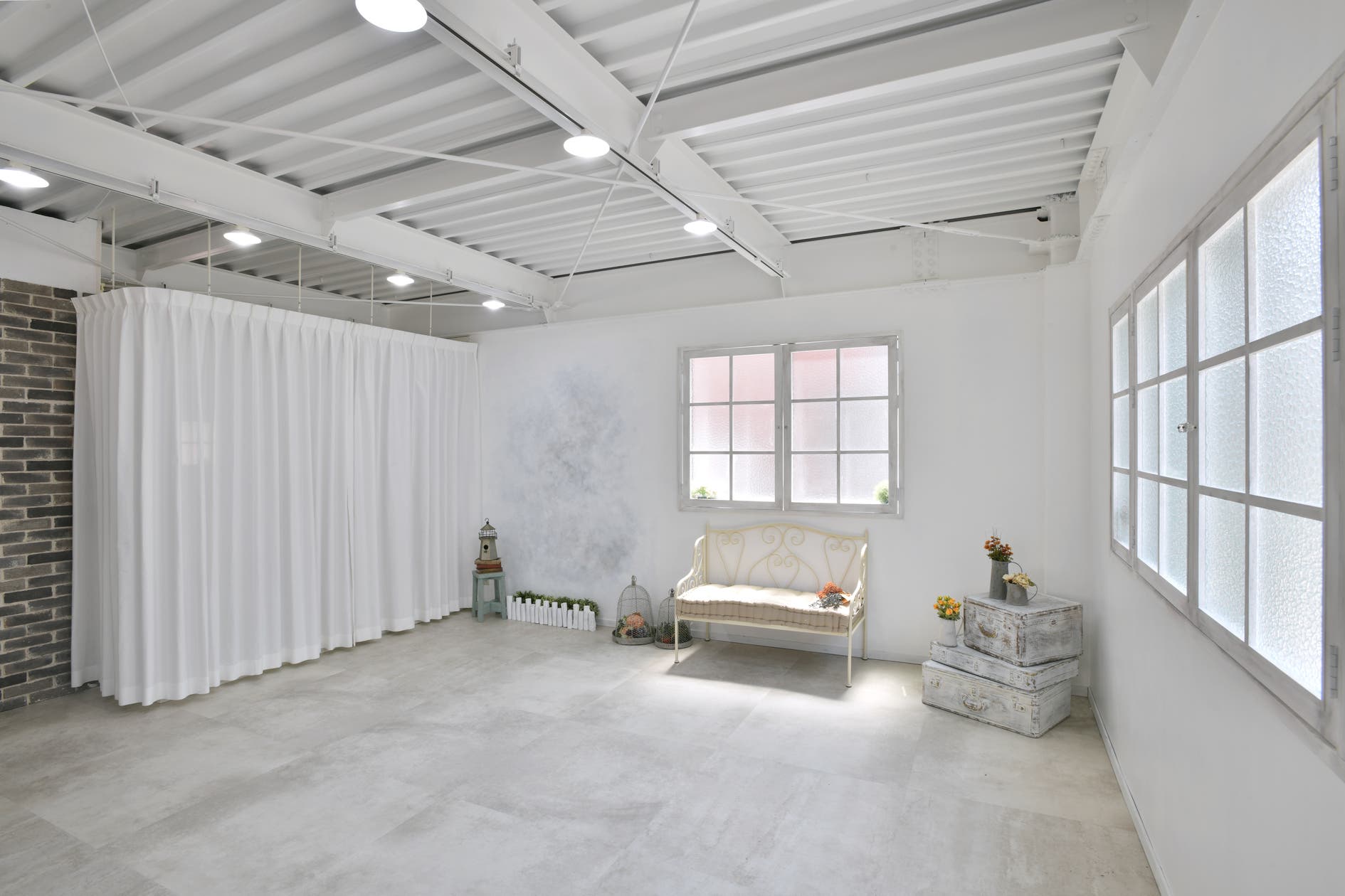 ホワイトとビターの２つの空間で構成された多目的スペース。の写真7