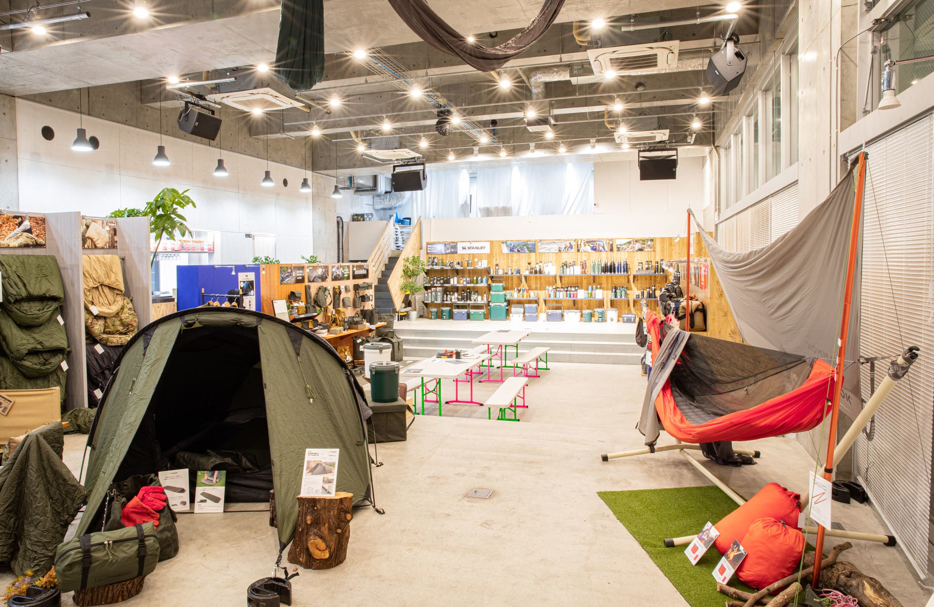 ～フォーマルな研修やセミナーから煌びやかな宴会まで、一気通貫で開催できる「駅前」＆「ハイブリッド」なイベントホール。の写真23