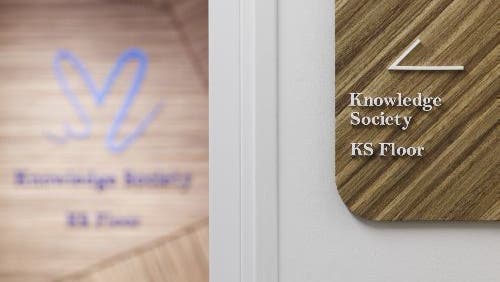 【九段下駅徒歩30秒】5名まで利用可能のミーティングソファルーム(Wifi、ホワイトボード、モニター利用可能)の写真3